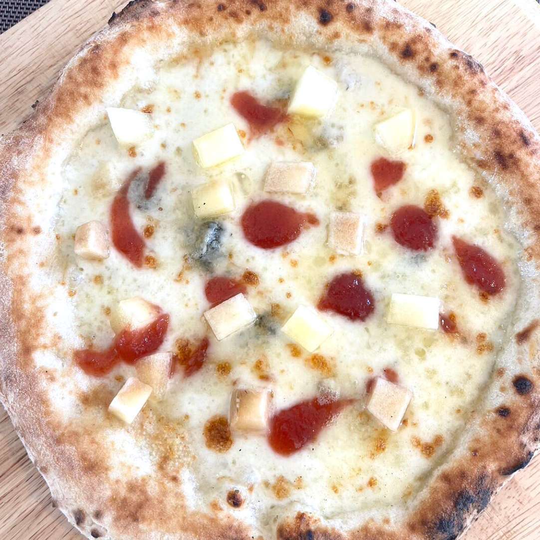 \メーラ モッツァレラチーズ、ゴンゴンゾーラチーズ、リンゴ、ハチミツ／ | 本格イタリアンレストラン Bel e Moco (ベルエモコ)