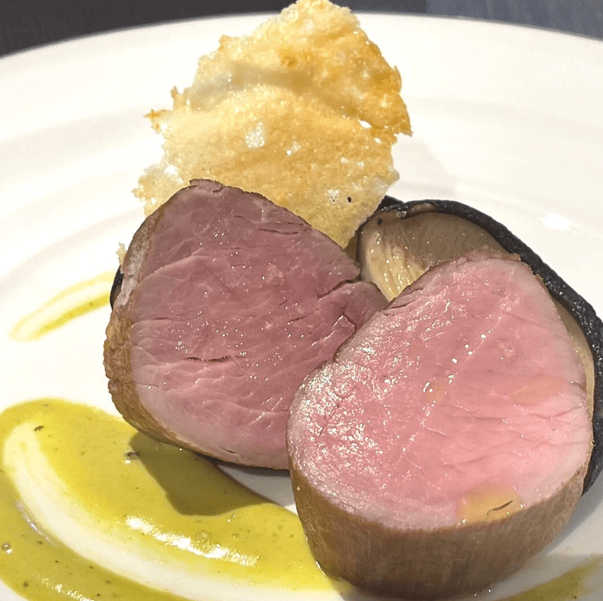 \ポークヒレ肉の低温ロースト 肉厚シイタケとグリーンマスタードソース／ | 本格イタリアンレストラン Bel e Moco (ベルエモコ)